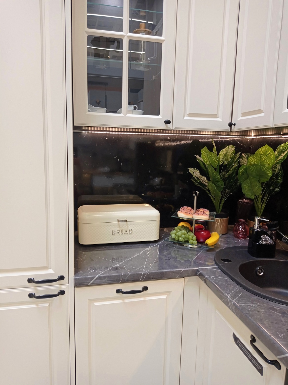 Why Should I Use A Bread Box In My Kitchen? – Marina View Homes