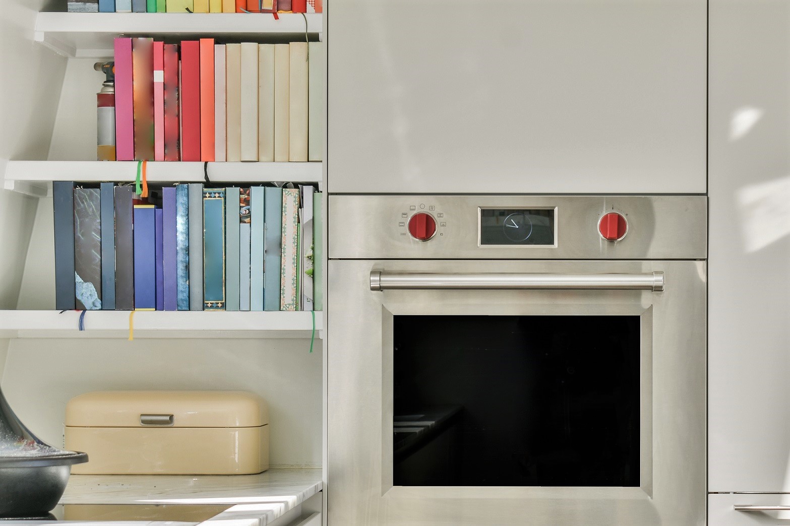 16 Creative Ways To Organize And Display Cookbooks In Your Kitchen ...